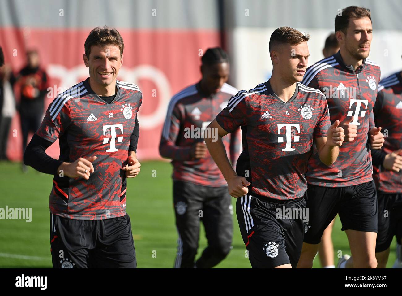 Munich, Deutschland. 25th Oct, 2022. From left: Thomas MUELLER (M?LLER, FC Bayern Munich ...