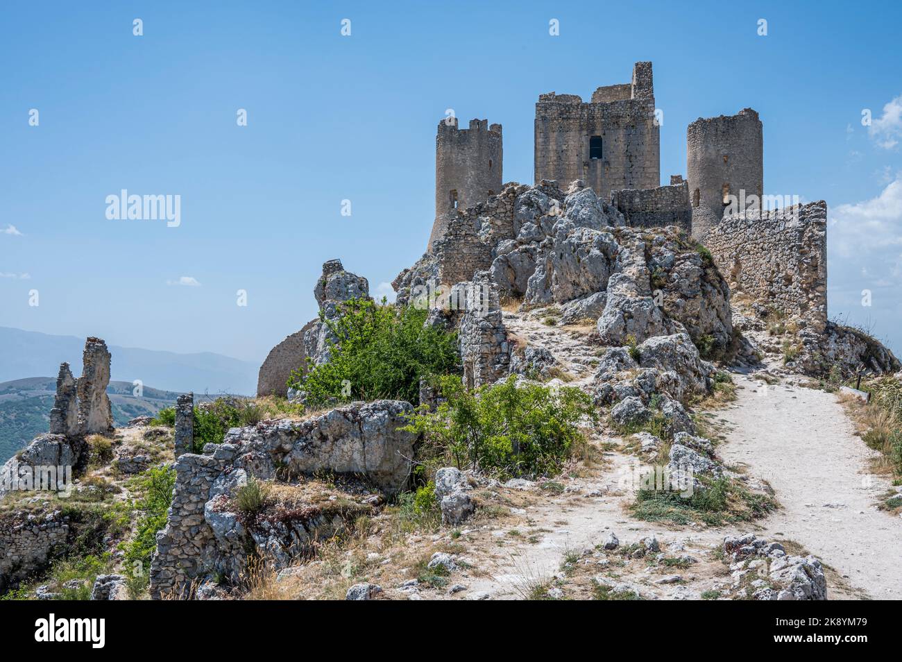 the beautiful castle of Rocca Calascio and where the film Ladyhawke was ...