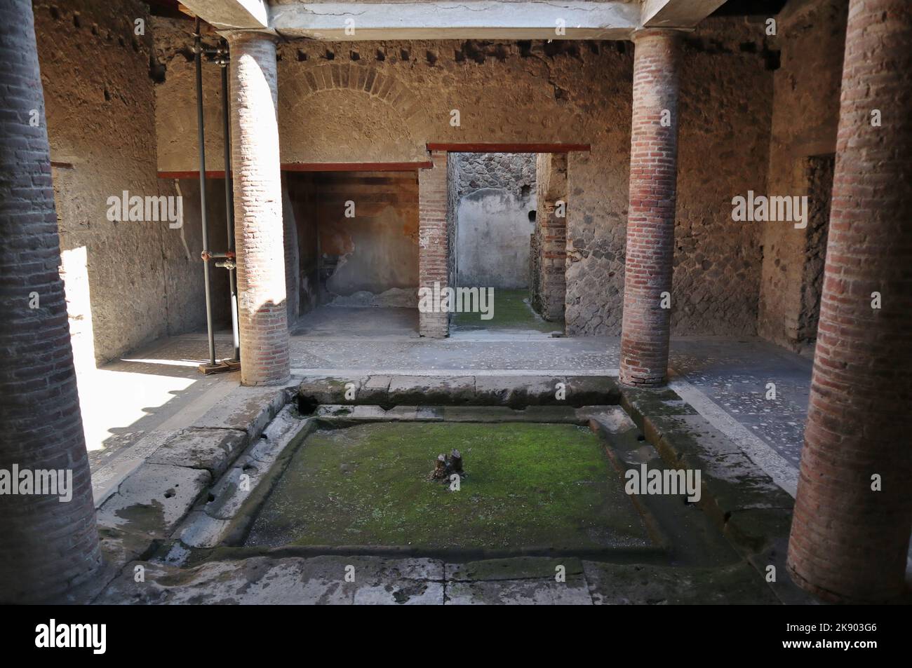 Pompei - Corte della Villa dei Misteri Stock Photo - Alamy