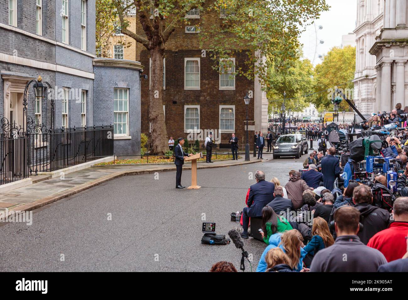 Downing Street, London, UK. 25th October 2022. Media assemble to ...