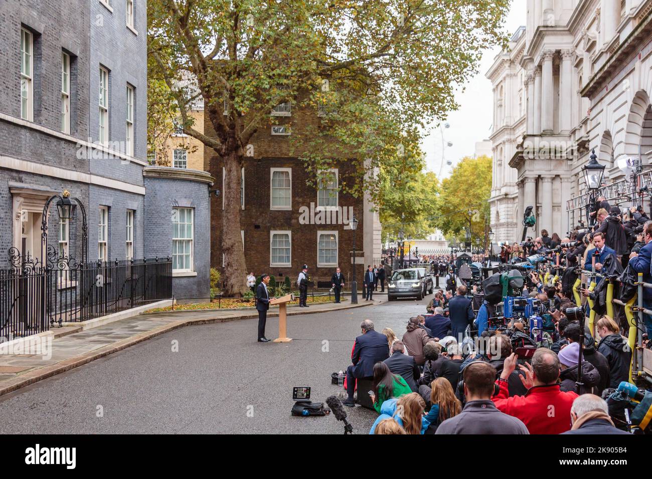 Downing Street, London, UK. 25th October 2022. Media assemble to ...