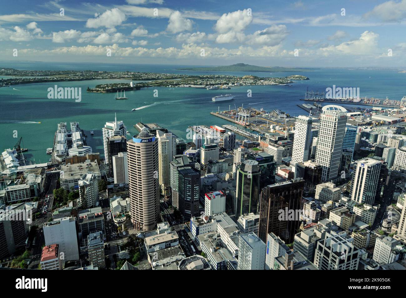 Downtown business & commercial district in Auckland, North Island in ...