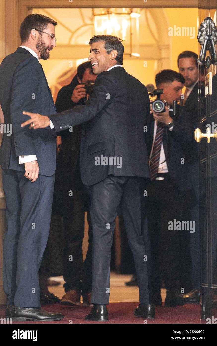 Rishi Sunak (centre) speaks to Cabinet Secretary Simon Case as he ...