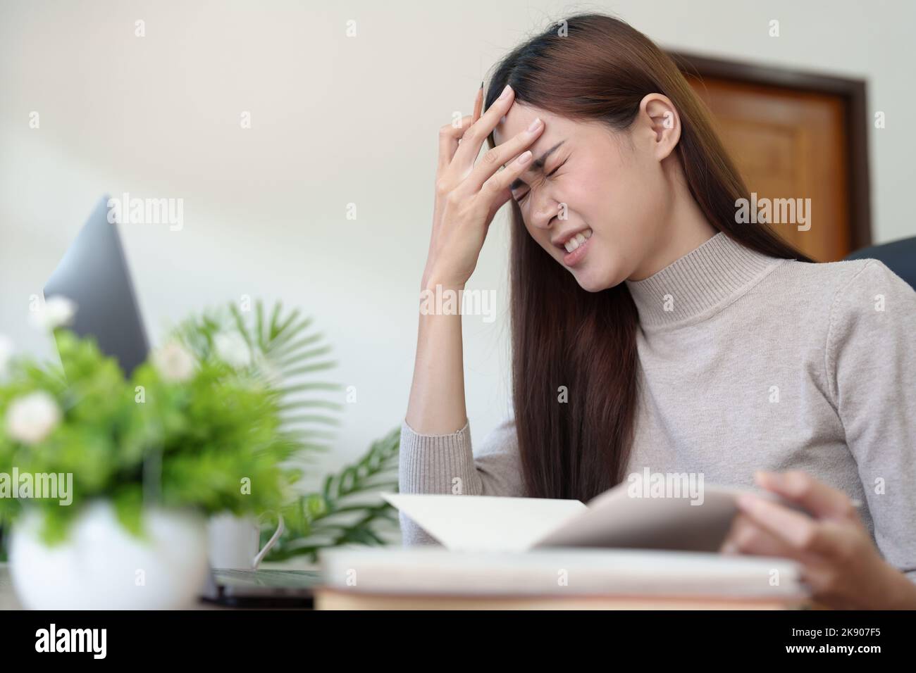 Women show office syndrome from sitting at work for long periods of ...