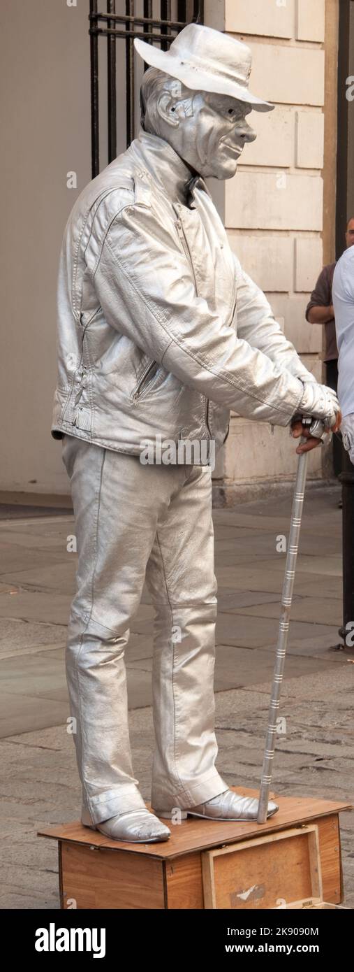 Silver Gentleman, Covent Garden, London, UK Stock Photo - Alamy