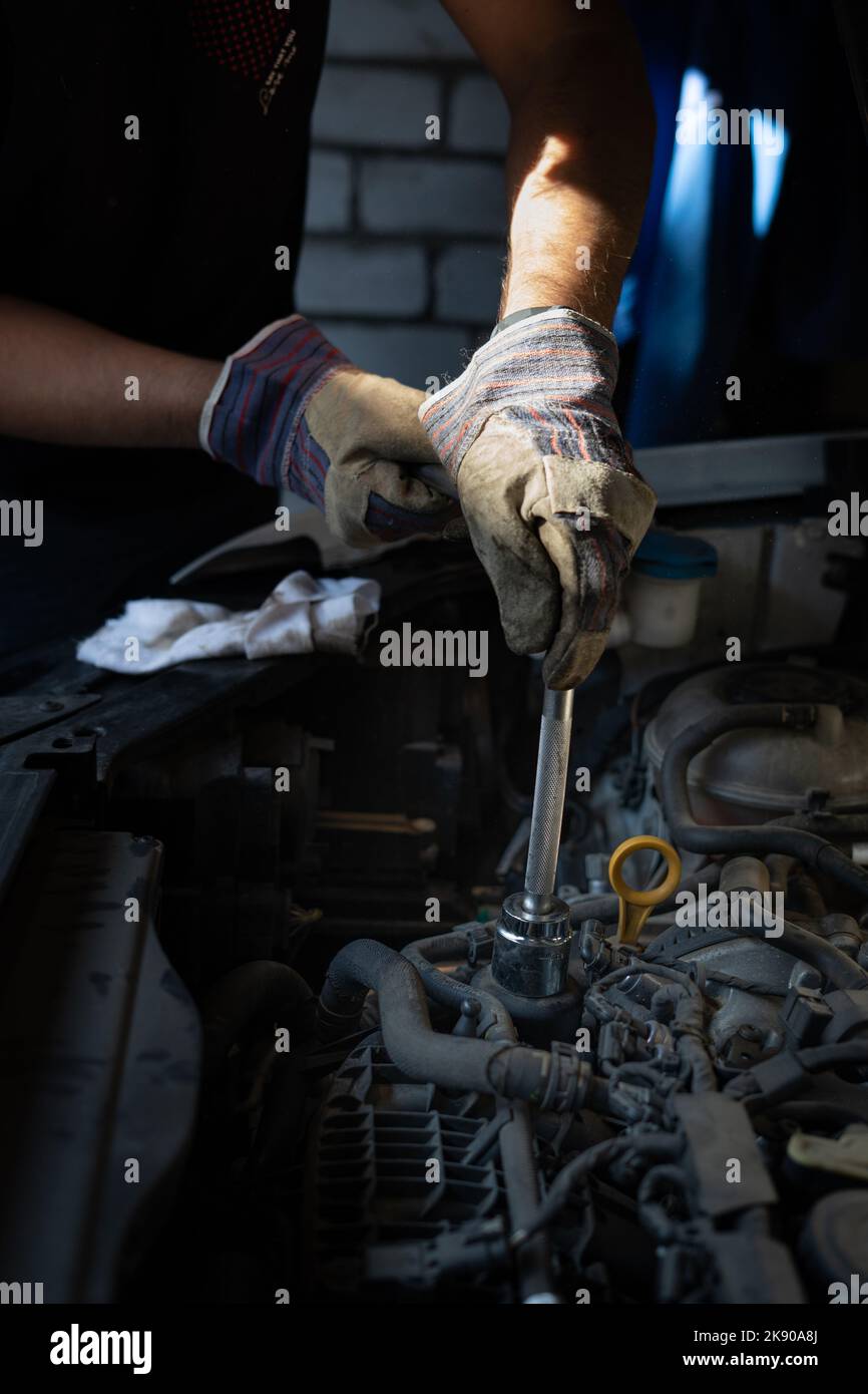 Mechanic repairs car service station hi-res stock photography and images - Alamy