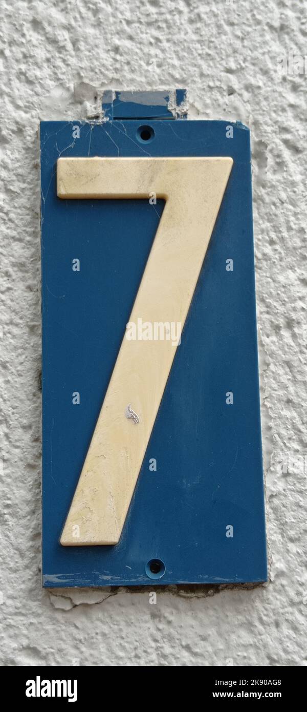 Chiffre sept indiquant le numéro de maison, France Stock Photo - Alamy