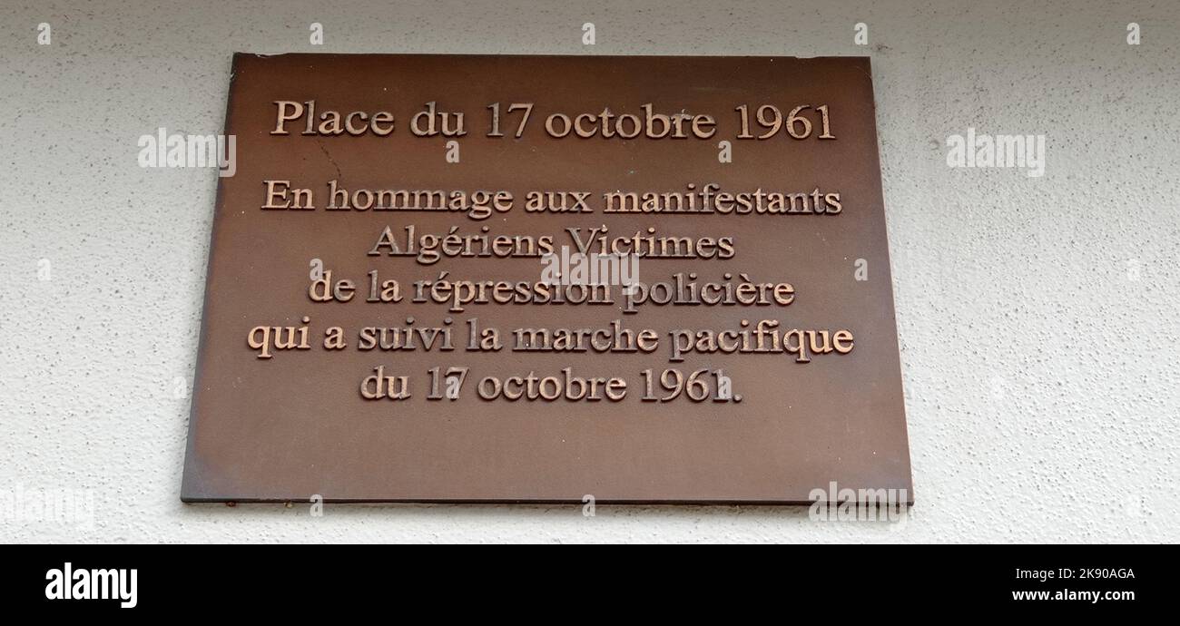 Plaque commémorative à Villejuif , France. Place du 17 octobre 1961 ...