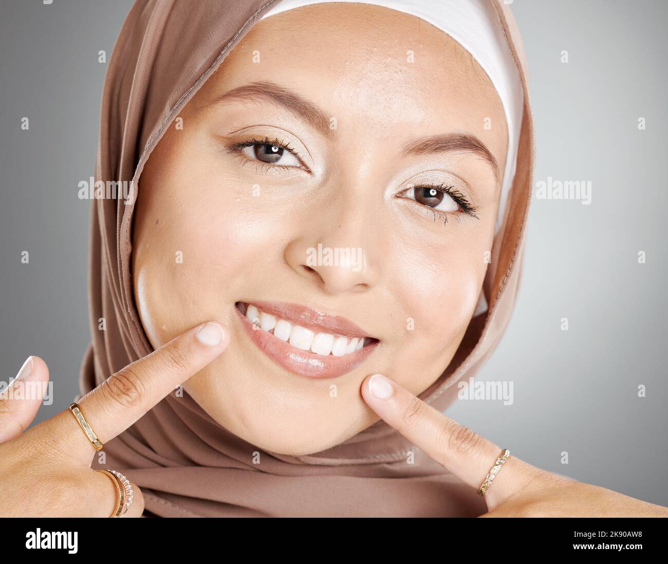 Beautiful muslim girl hi-res stock photography and images - Alamy