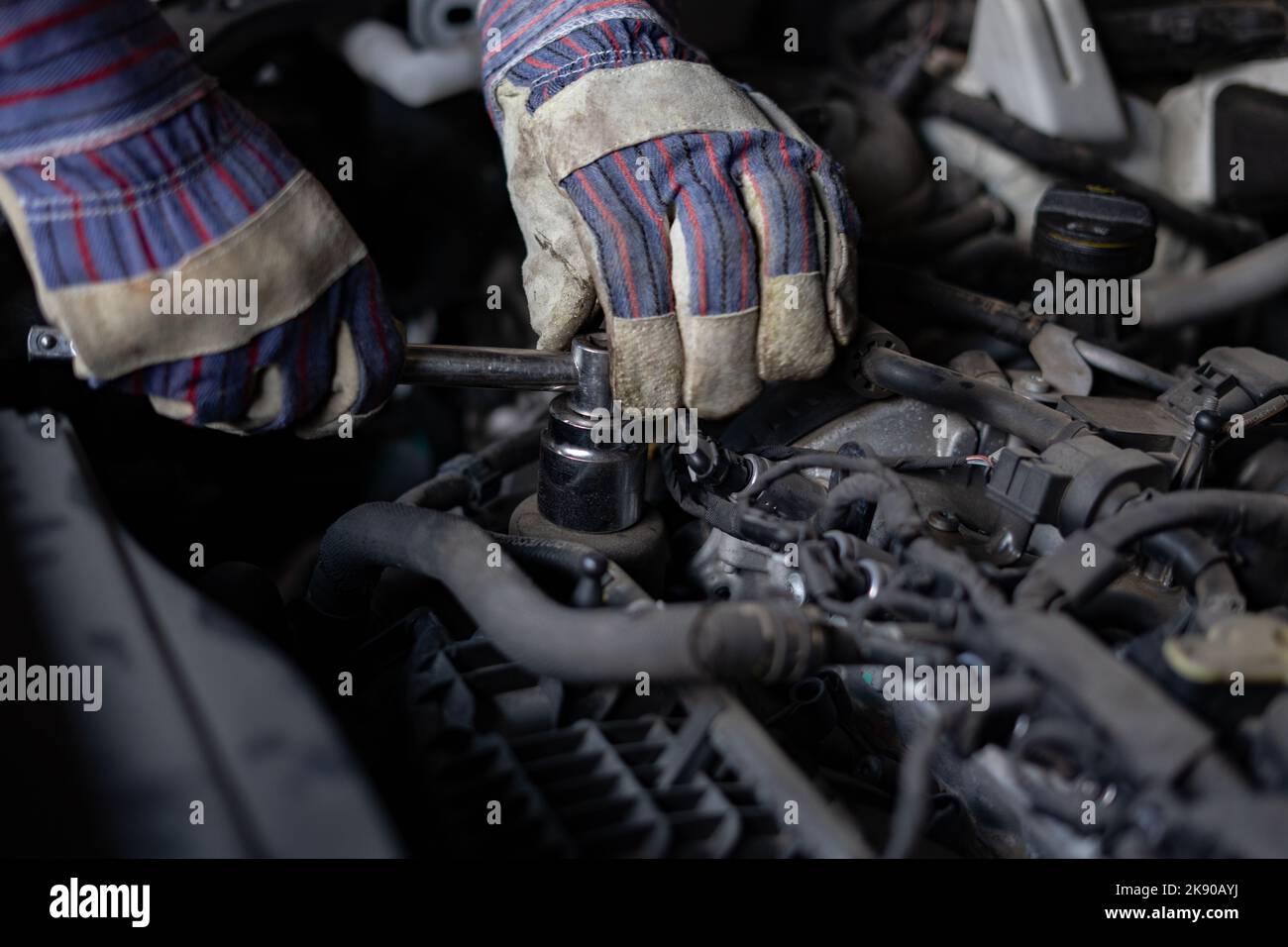 Mechanic repairs car service station hi-res stock photography and images - Alamy