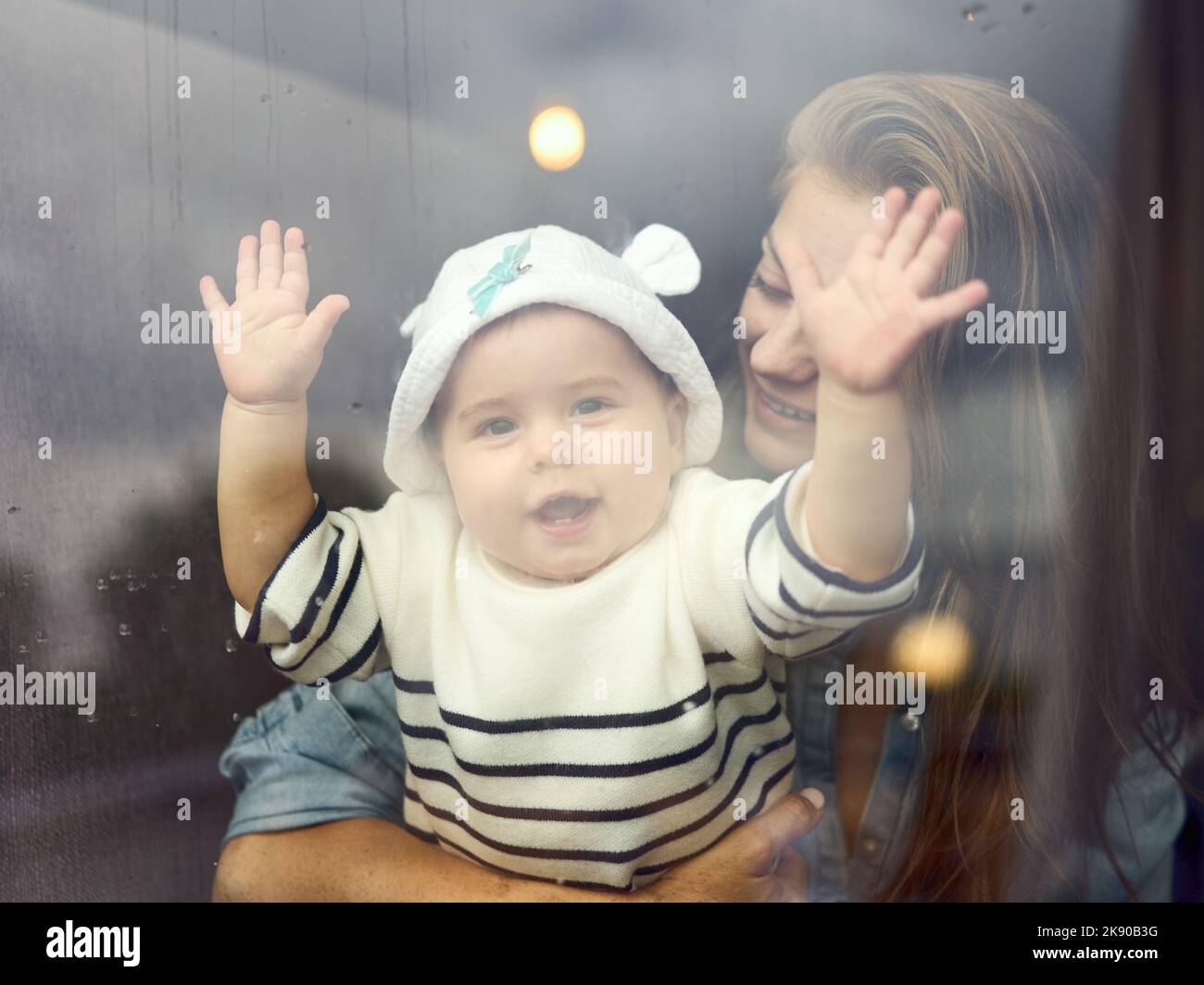 Child behind glass hi-res stock photography and images - Alamy