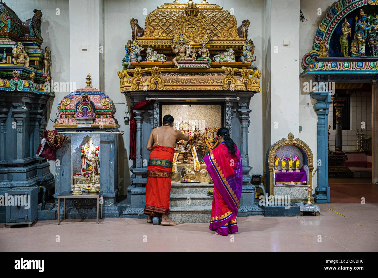 London, UK. 24th Oct, 2022. A pandit or Hindu Priest performs puja on ...
