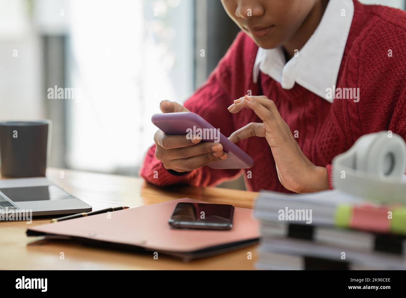 Portrait of Happy black woman reading phone message Stock Photo - Alamy
