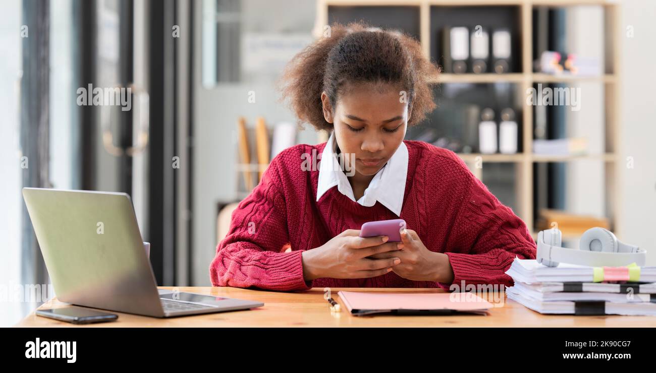 Portrait of Happy black woman reading phone message Stock Photo - Alamy