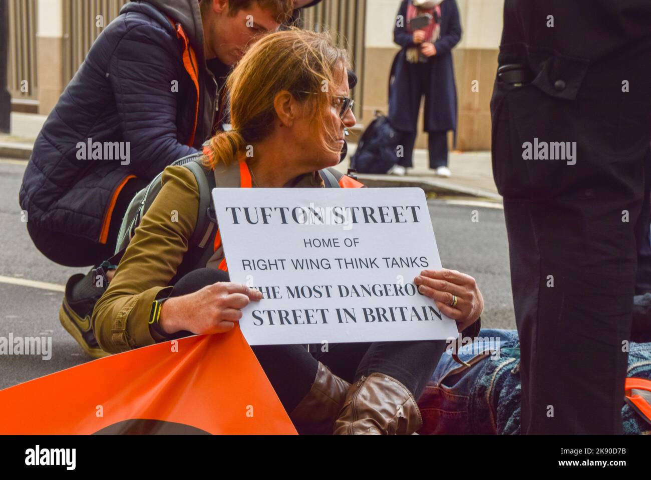 Tank road sign uk hi-res stock photography and images - Alamy