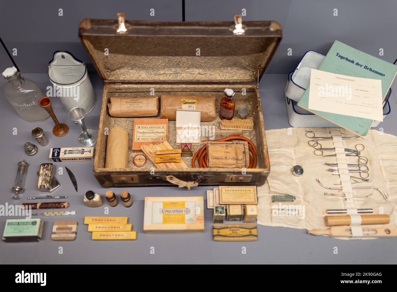 16th century medical instruments hi-res stock photography and images ...