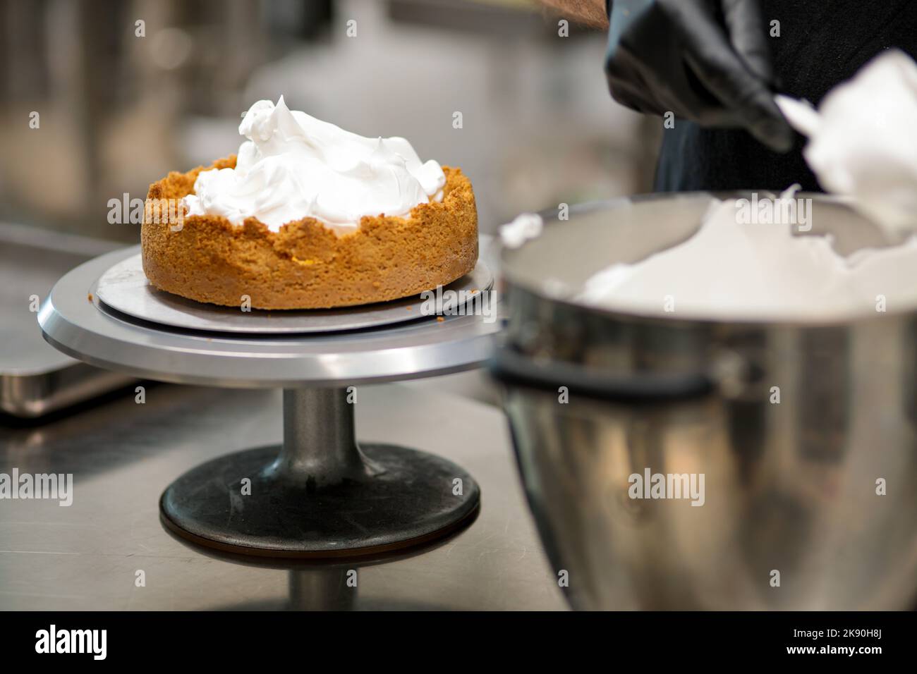 catering chef preparing key lime pie in pro kitchen Stock Photo - Alamy