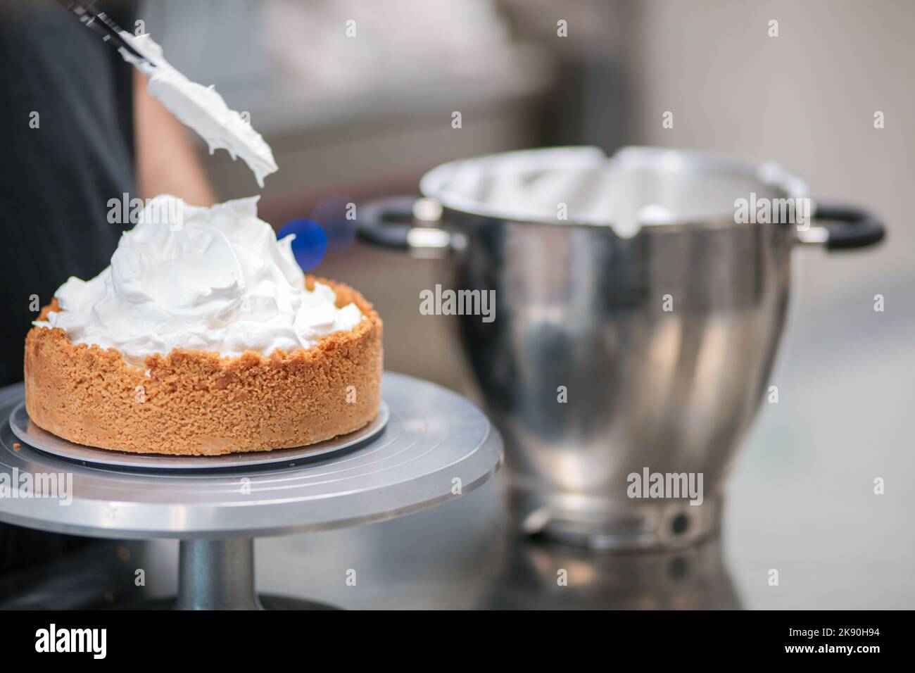 catering chef preparing key lime pie in pro kitchen Stock Photo - Alamy