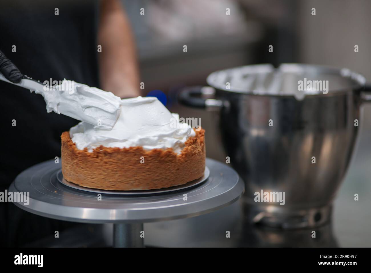 catering chef preparing key lime pie in pro kitchen Stock Photo - Alamy
