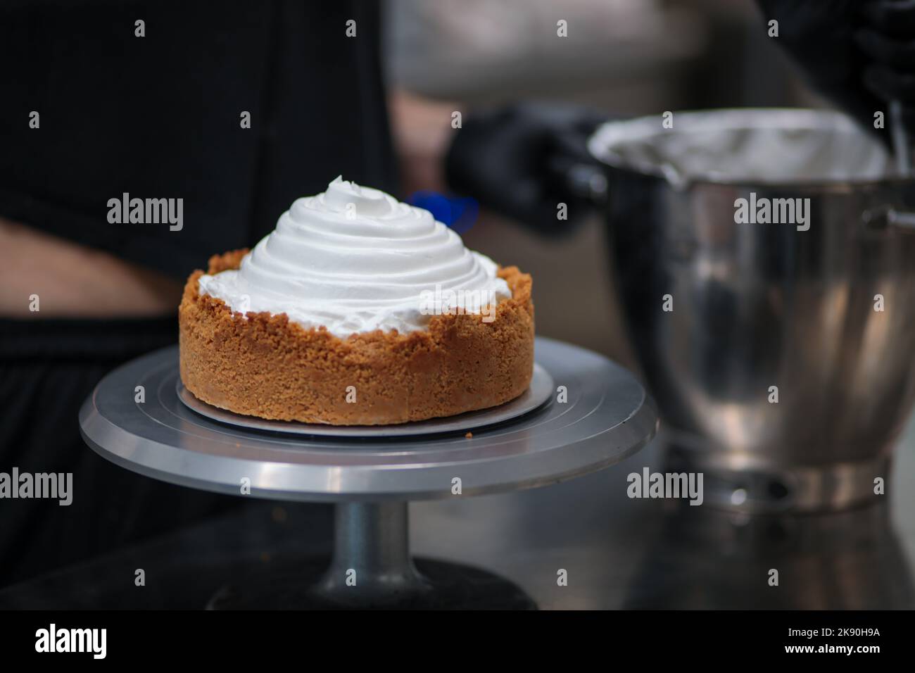 catering chef preparing key lime pie in pro kitchen Stock Photo - Alamy