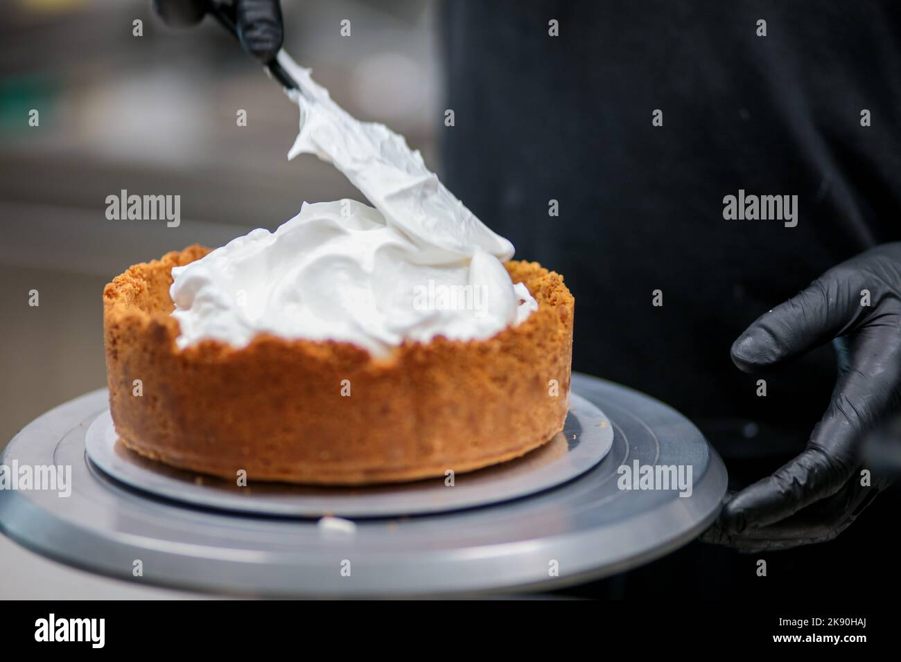 catering chef preparing key lime pie in pro kitchen Stock Photo - Alamy