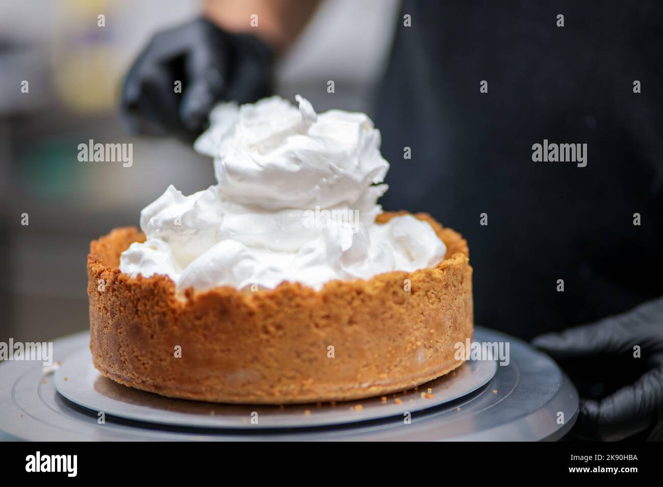 catering chef preparing key lime pie in pro kitchen Stock Photo - Alamy