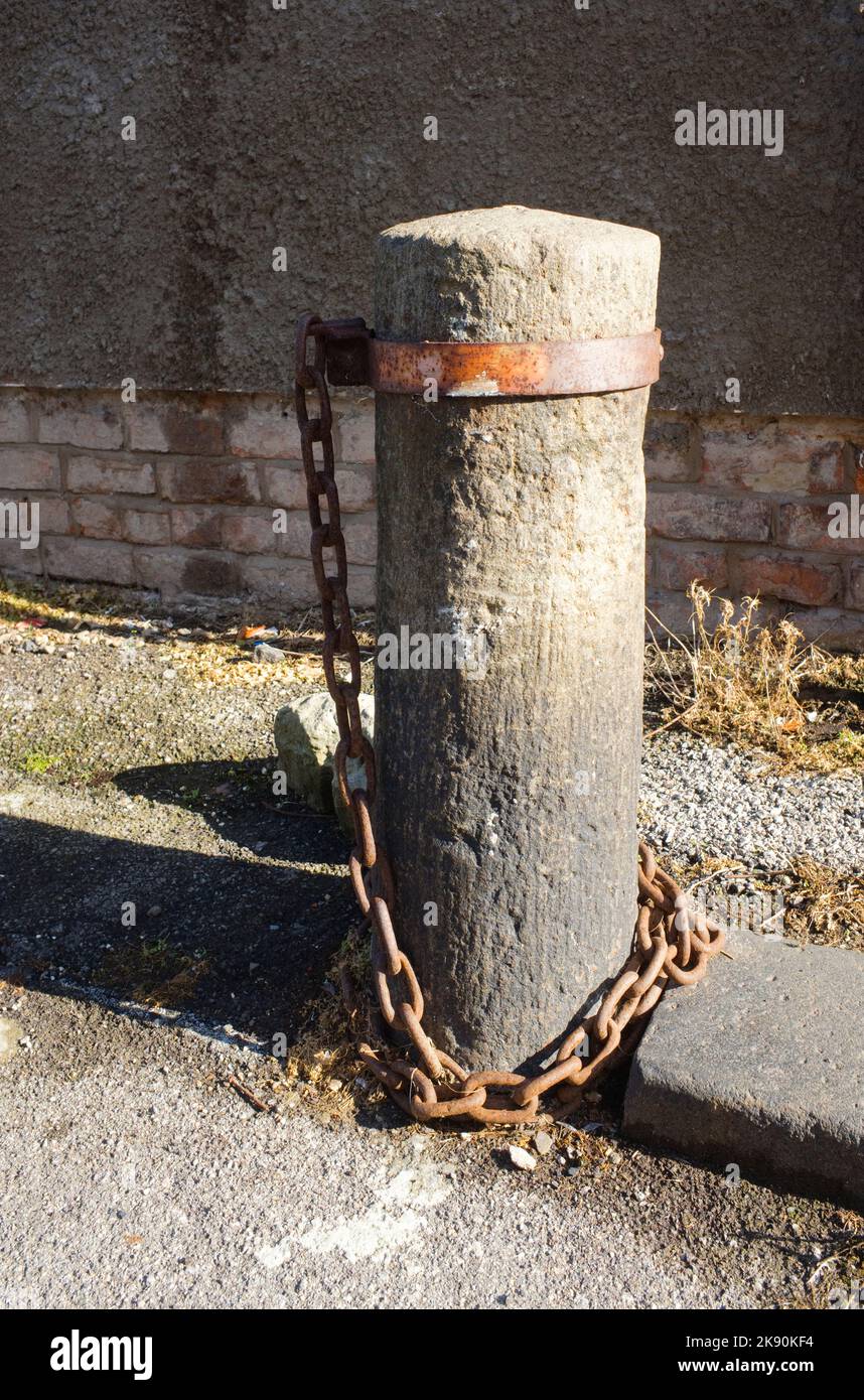 Stone post with iron band and chain Stock Photo - Alamy