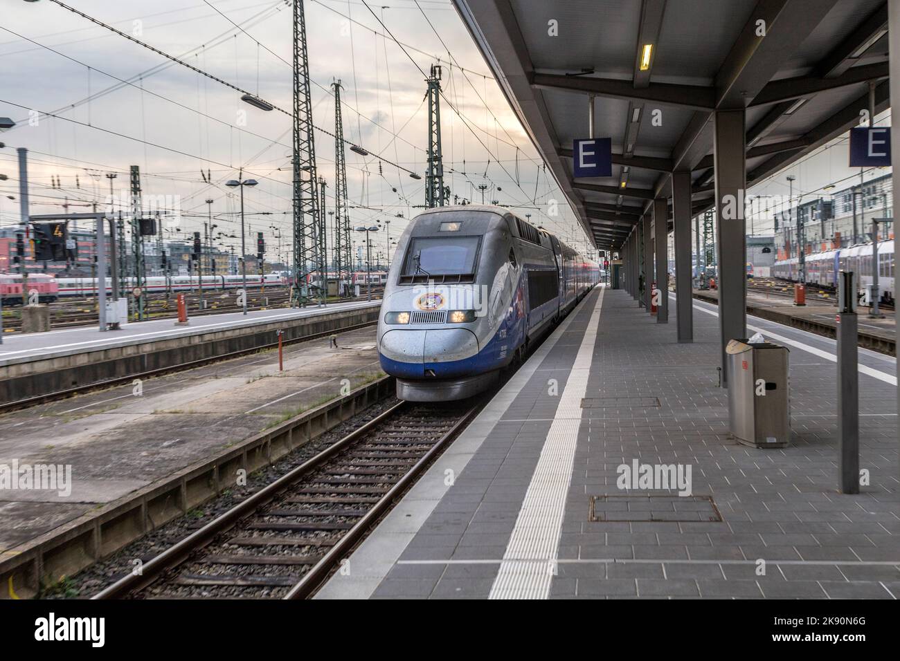 Crowd platform tgv hi-res stock photography and images - Alamy
