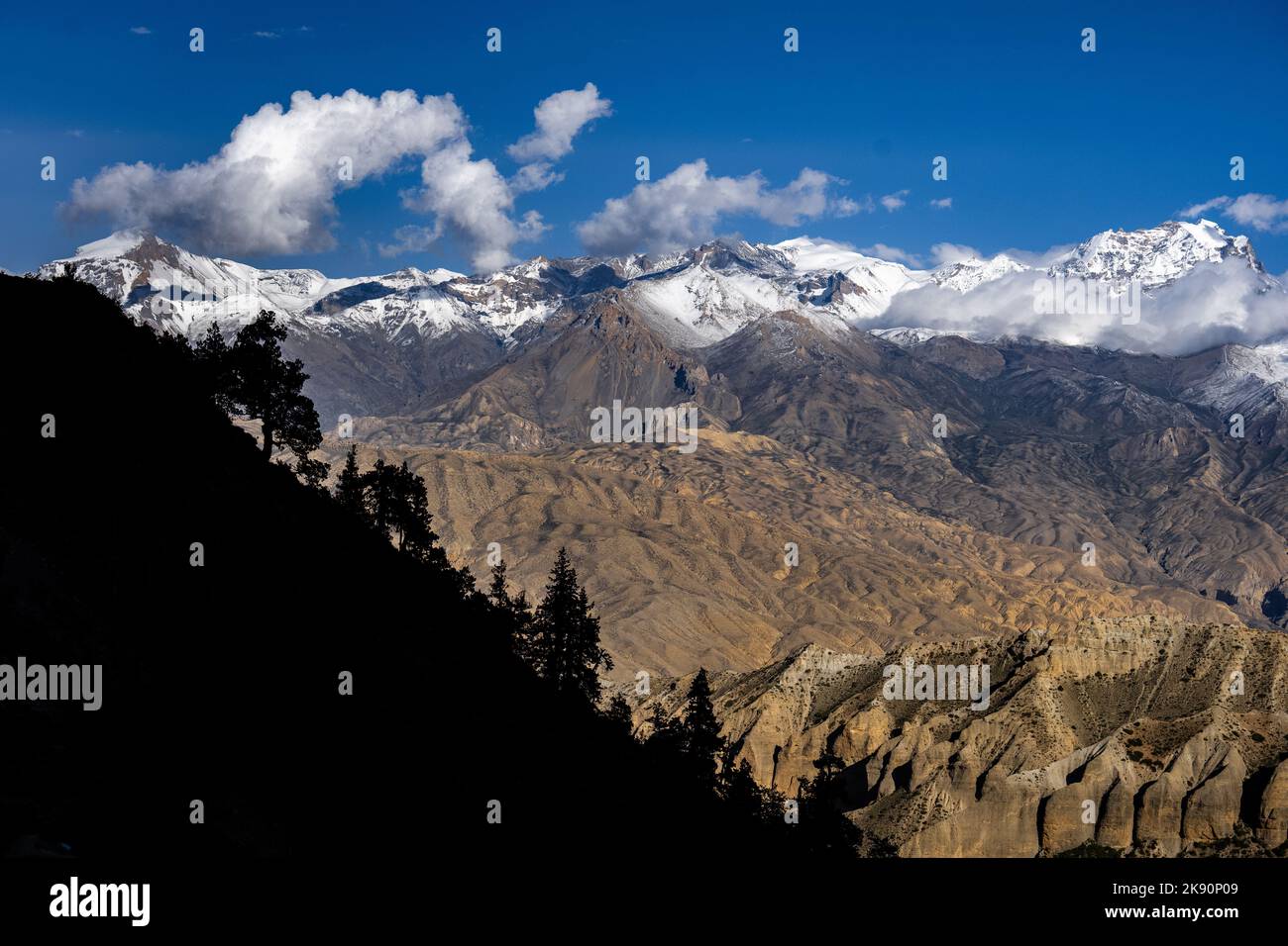 A beautiful shot of the Annapurna and Nilgiri mountain ranges in the Himalayas, Nepal Stock ...