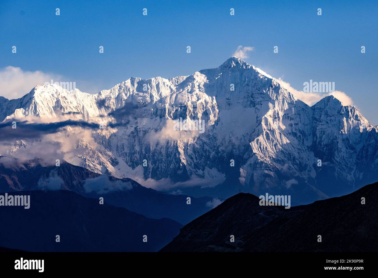 The beautiful snowy Nilgiri and Annapurna mountain ranges in the Himalayas, Nepal Stock Photo ...