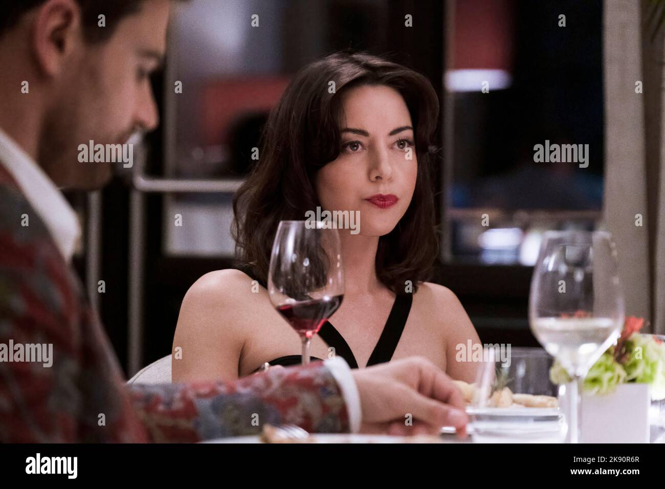 Aubrey plaza white lotus hi-res stock photography and images - Alamy