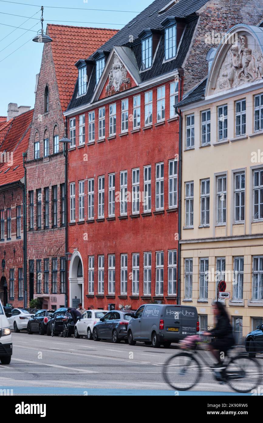 Row house living street hi-res stock photography and images - Alamy