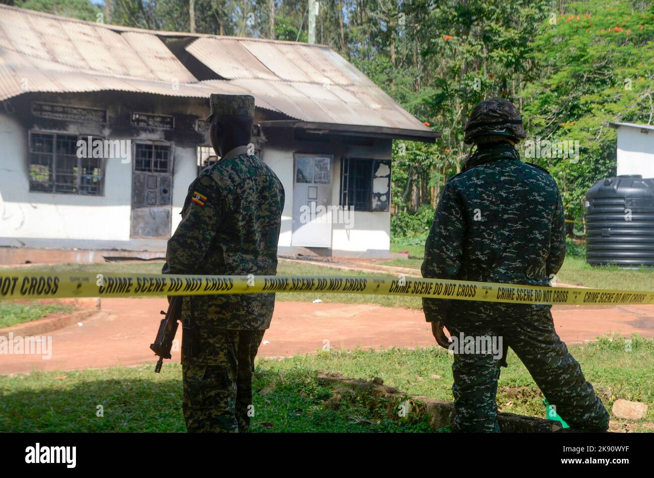 Mukono, Uganda. 25th Oct, 2022. Security personnel guard the scene ...