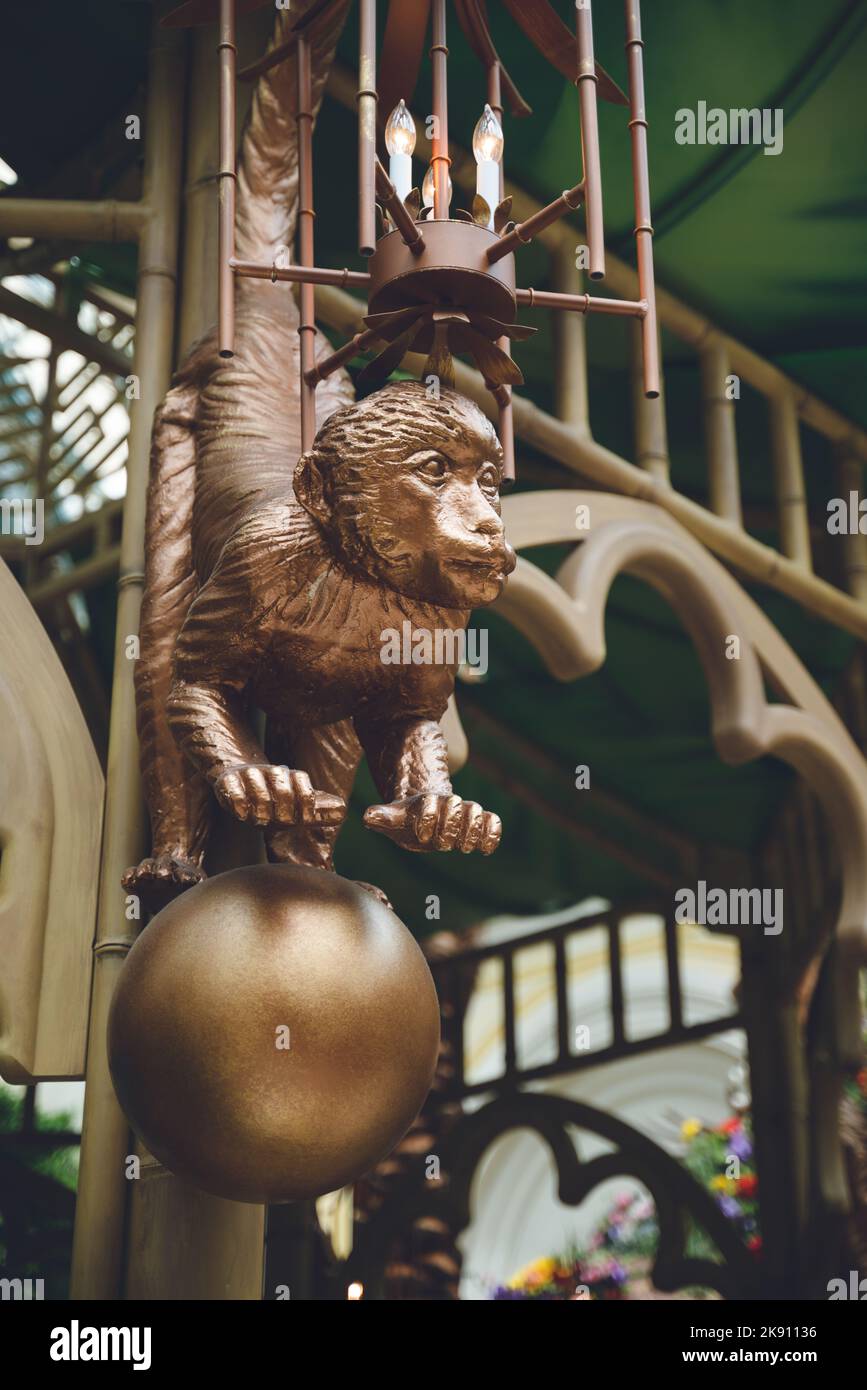 Bronze monkey statue hi-res stock photography and images - Alamy