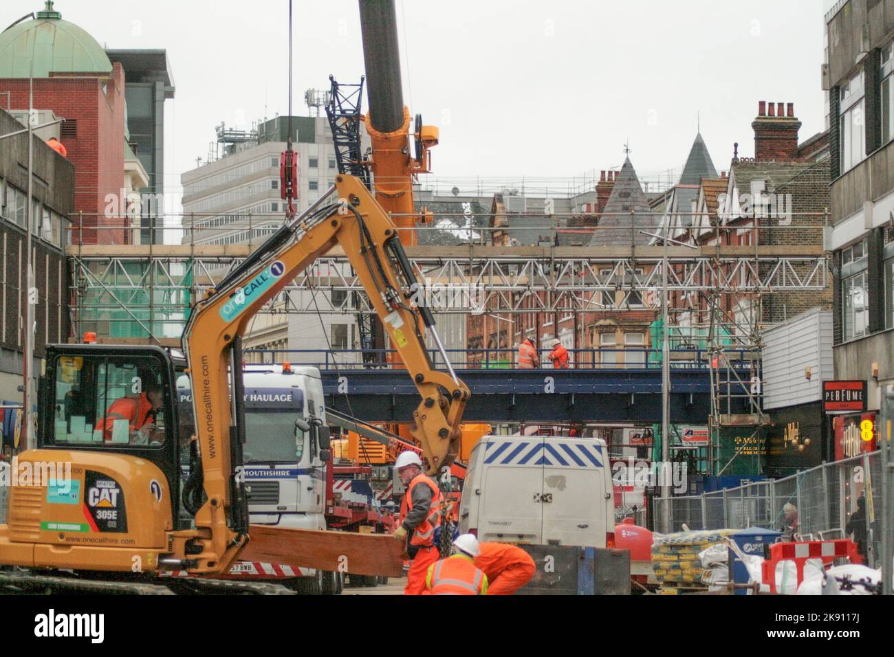 The new railway bridge, Southend High Street, UK, being installed Stock ...