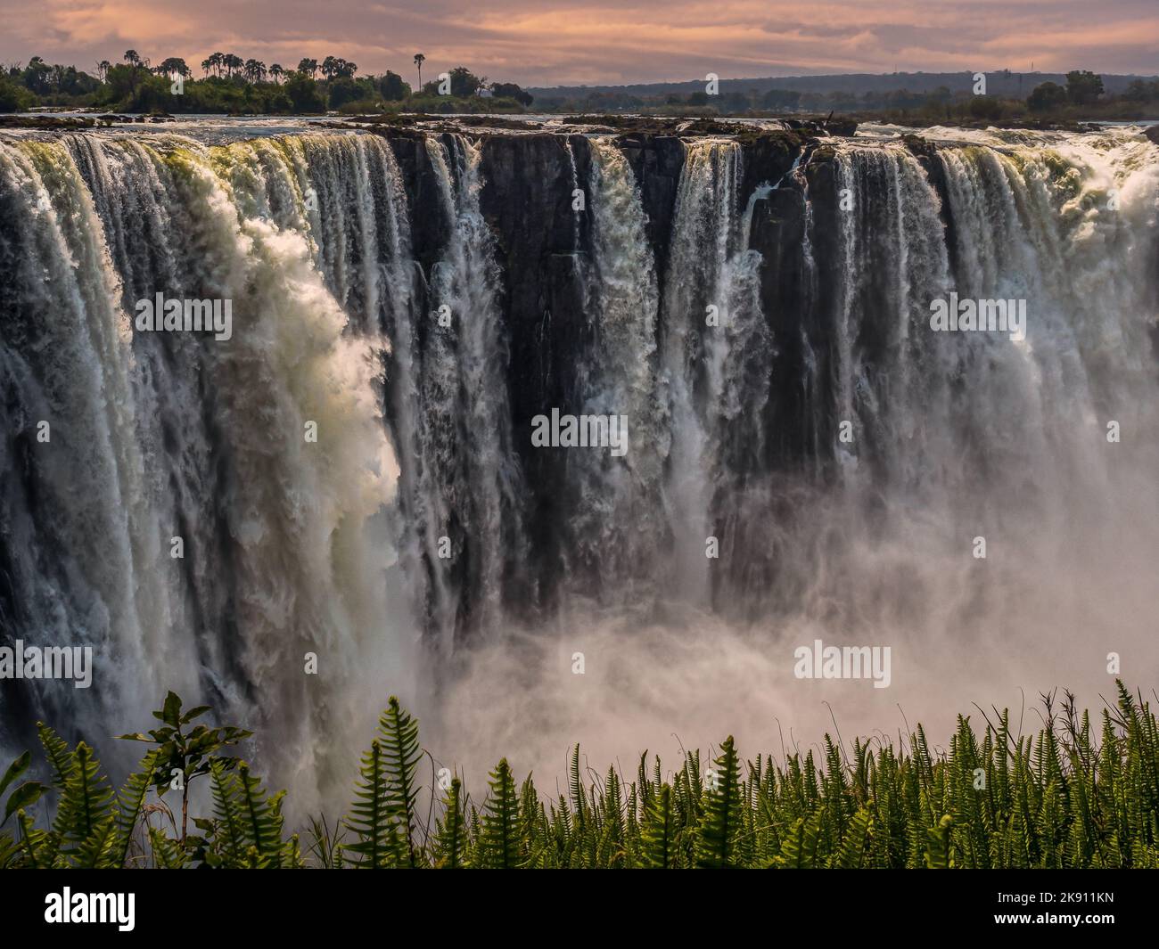 Mosi oa tunya falls victoria falls hi-res stock photography and images ...