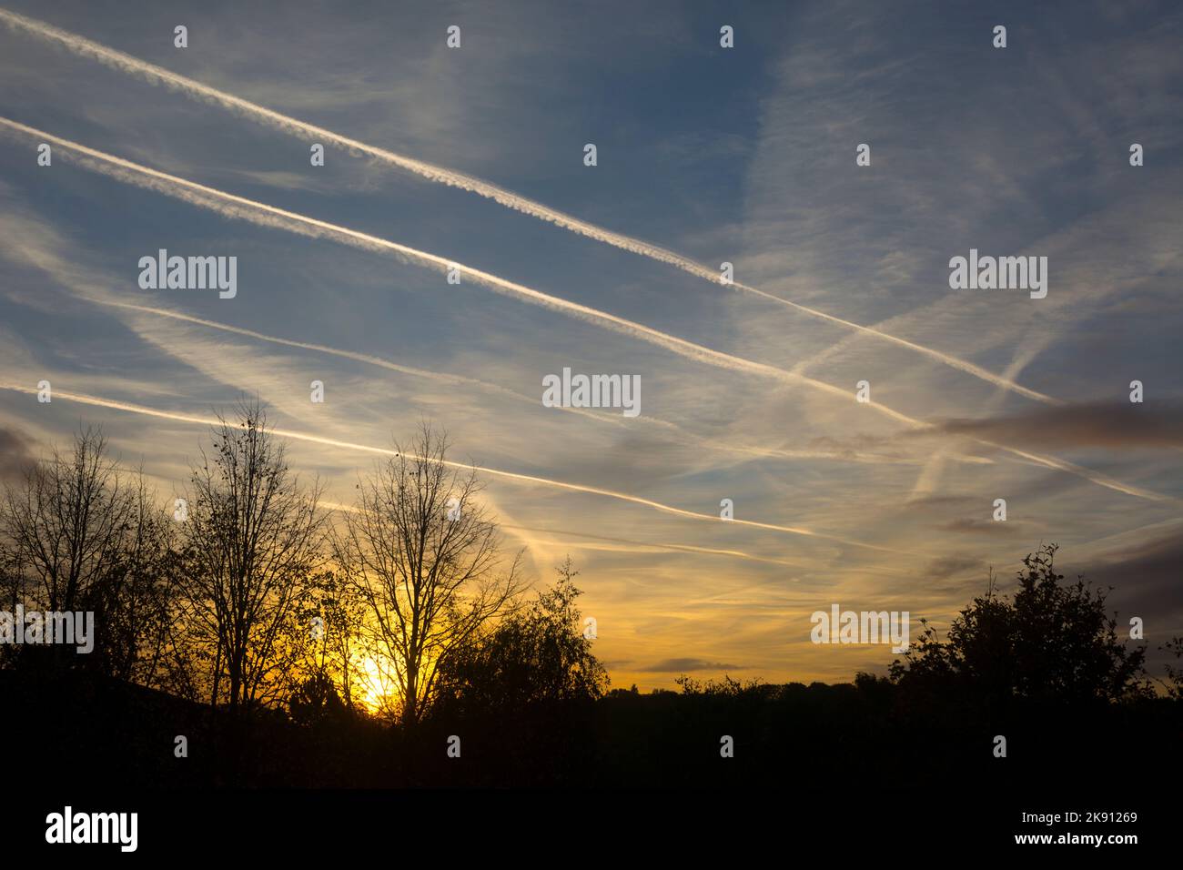 Contrails of aircraft hi-res stock photography and images - Alamy