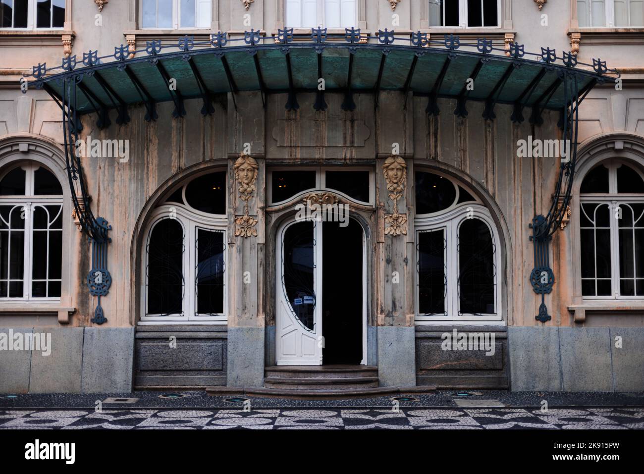 The entrance of an old beautiful building Stock Photo - Alamy