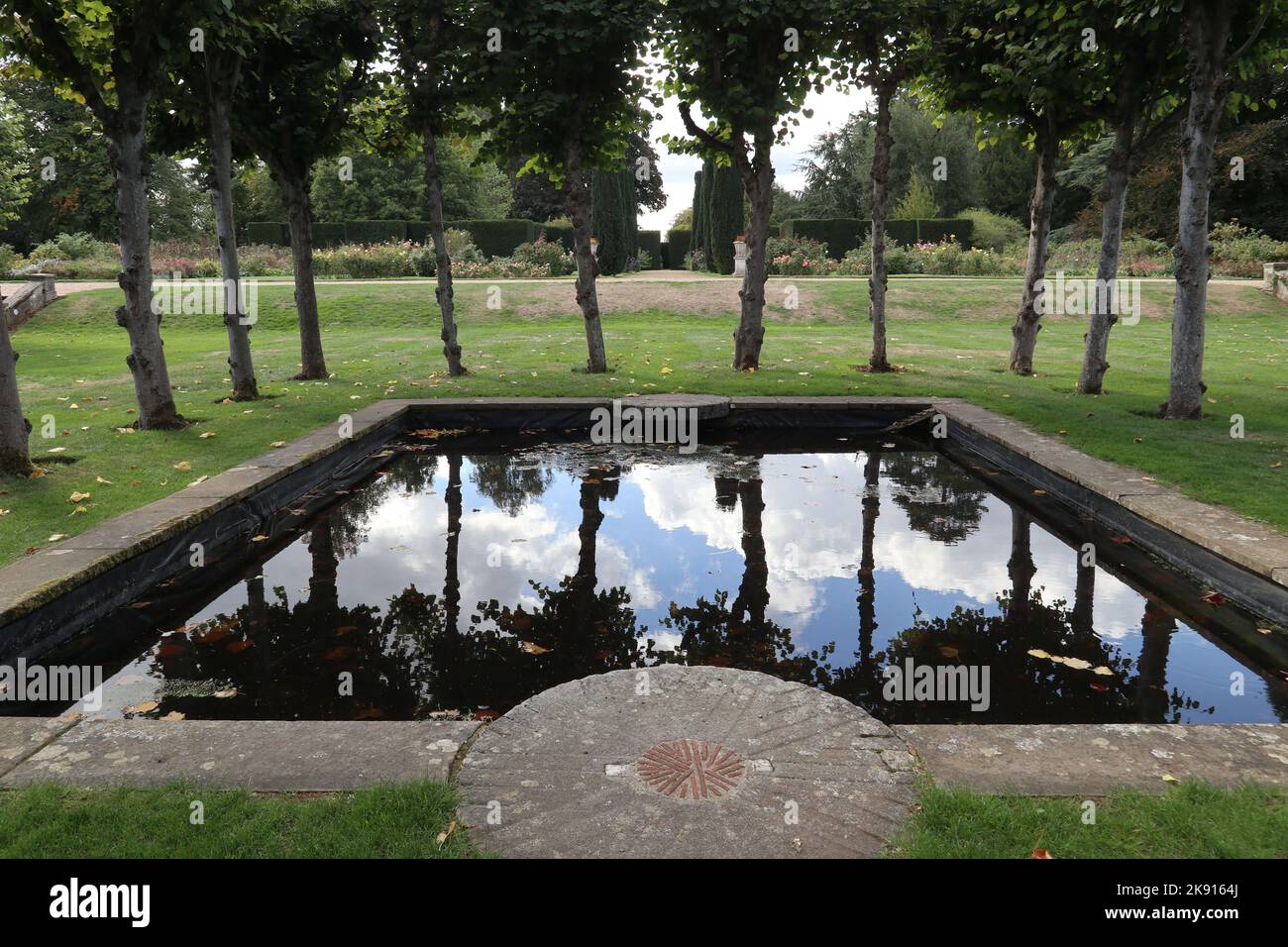 Reflections in small pond hi-res stock photography and images - Alamy