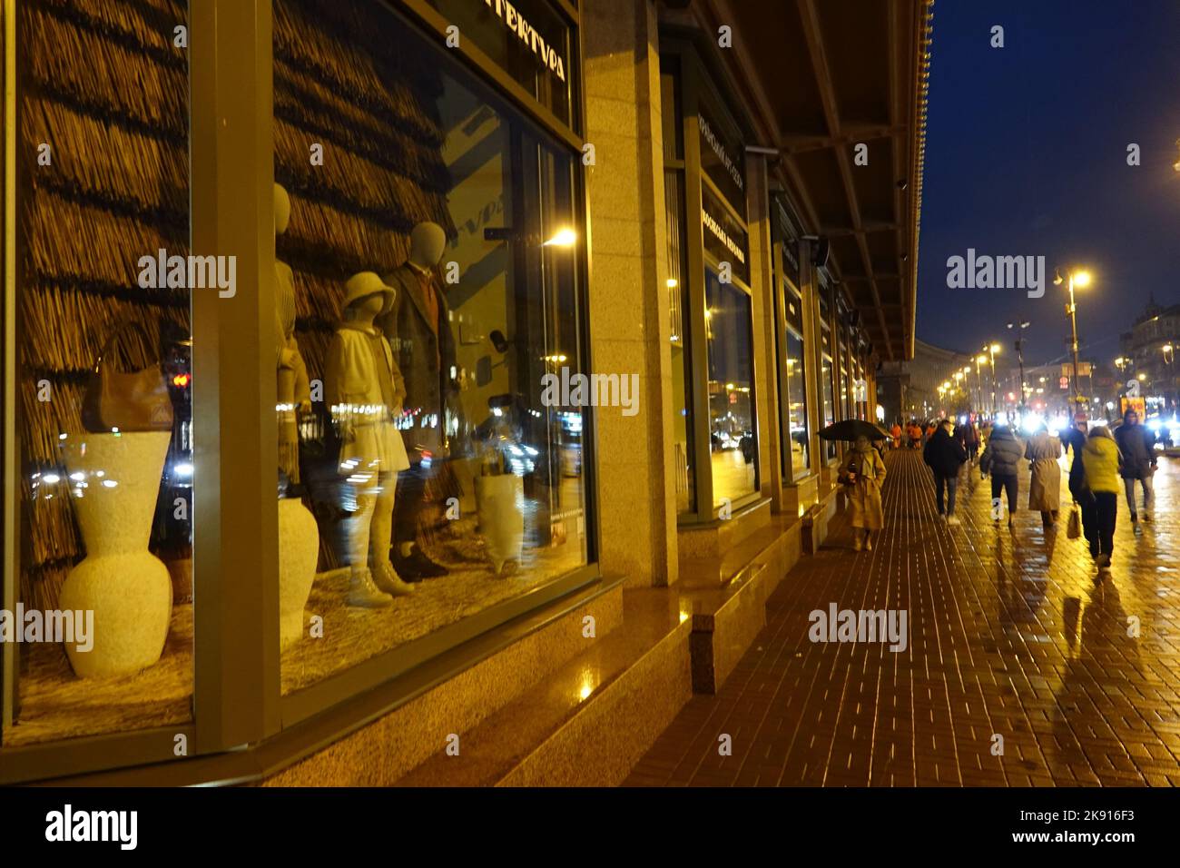 Kiew, Ukraine. 25th Oct, 2022. Shop window without lighting at ZUM ...