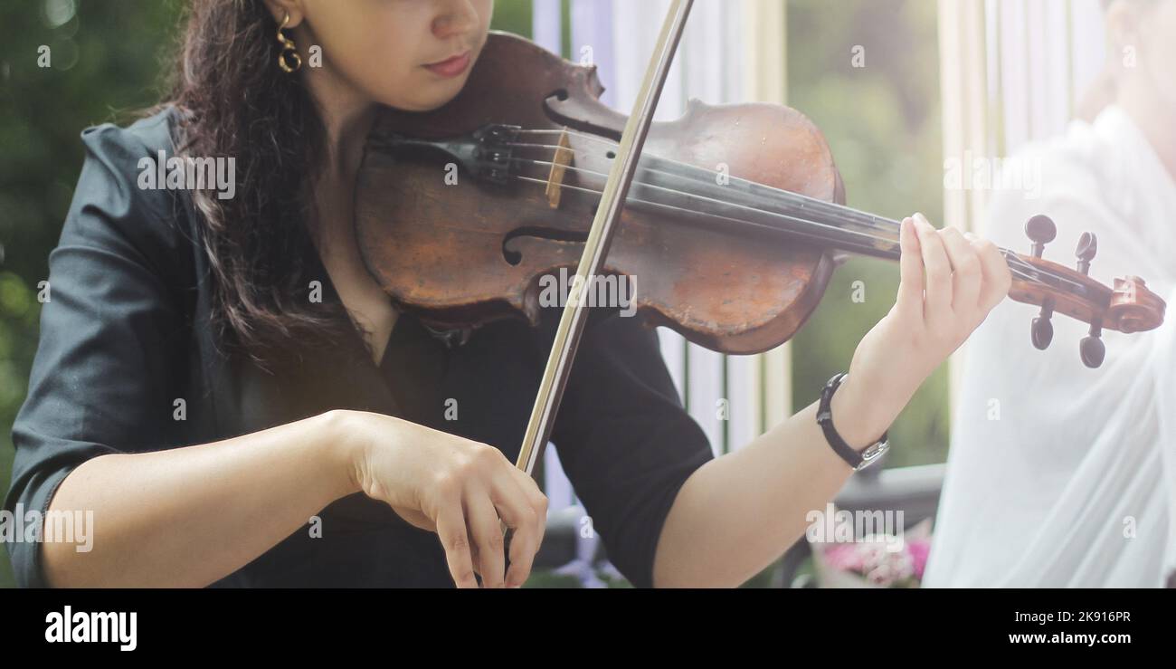 beautiful girl playing the violin Stock Photo - Alamy