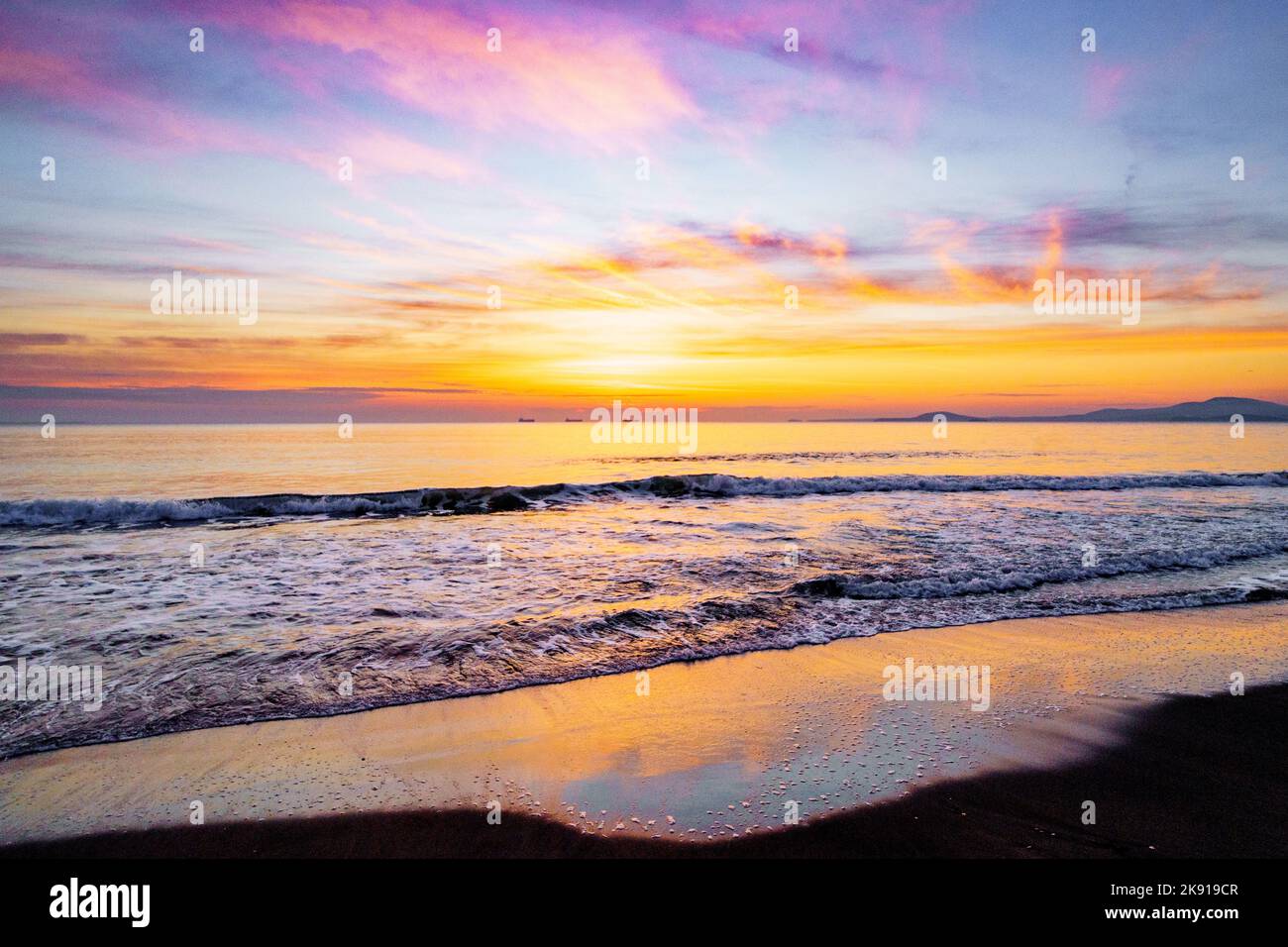 A mesmerizing view of the golden sunset over the sea Stock Photo - Alamy
