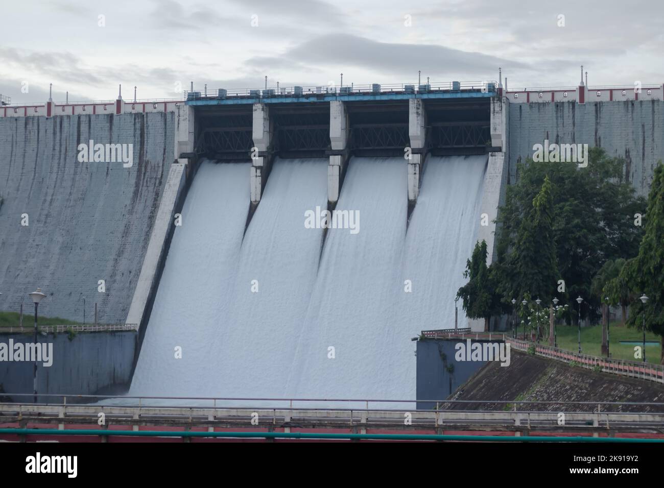 4 shutter dam with water flowing Stock Photo - Alamy