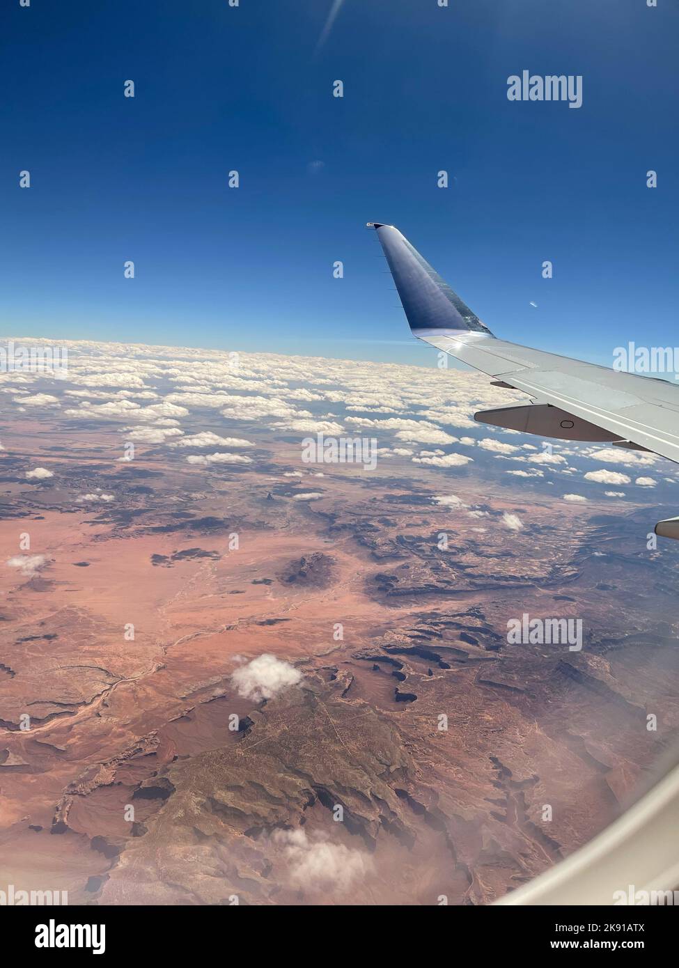 The side wing of the airplane and the land background Stock Photo - Alamy