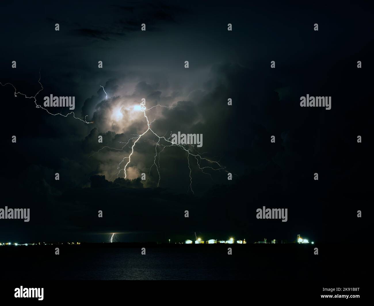 Bolt of lighning hi-res stock photography and images - Alamy