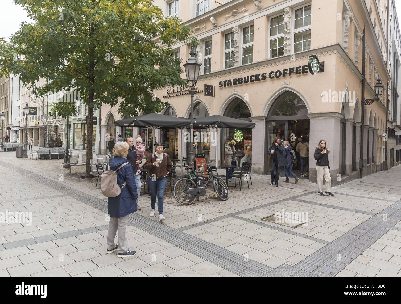 Sendlingerstraße shopping street in Munich Stock Photo - Alamy
