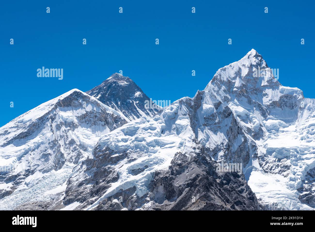 The mesmerizing snowy mount Everest against a blue sky Stock Photo - Alamy