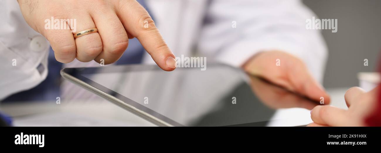 Patient consult tablet hi-res stock photography and images - Alamy