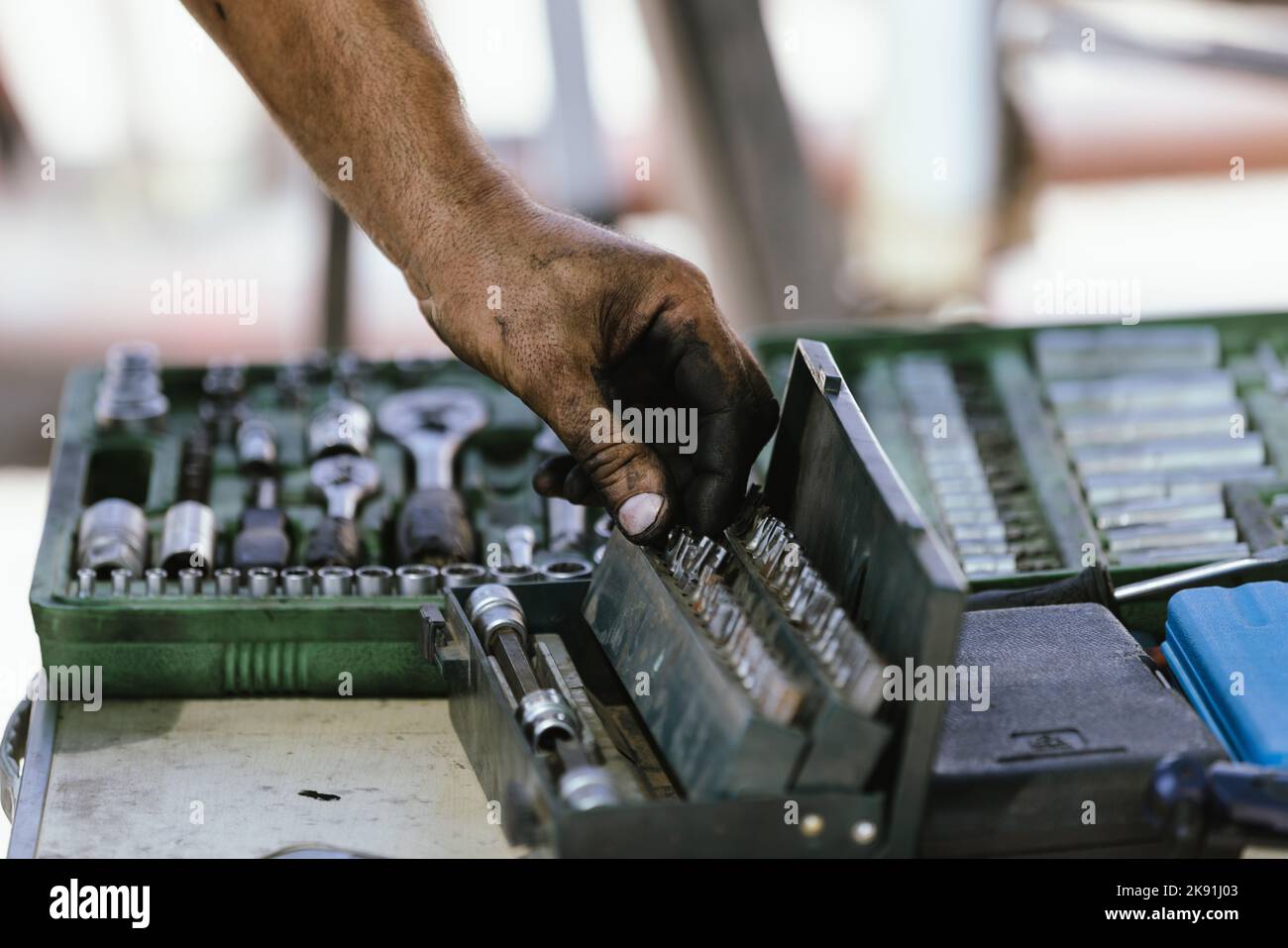 The hand of a mechanic choosing the tool he needs Stock Photo - Alamy