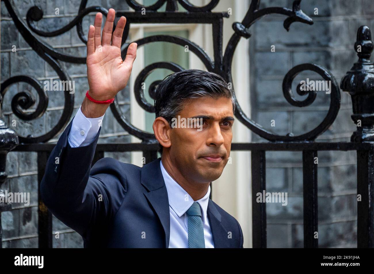 London Uk 25 October 2022 New Prime Minister Rishi Sunak Waves